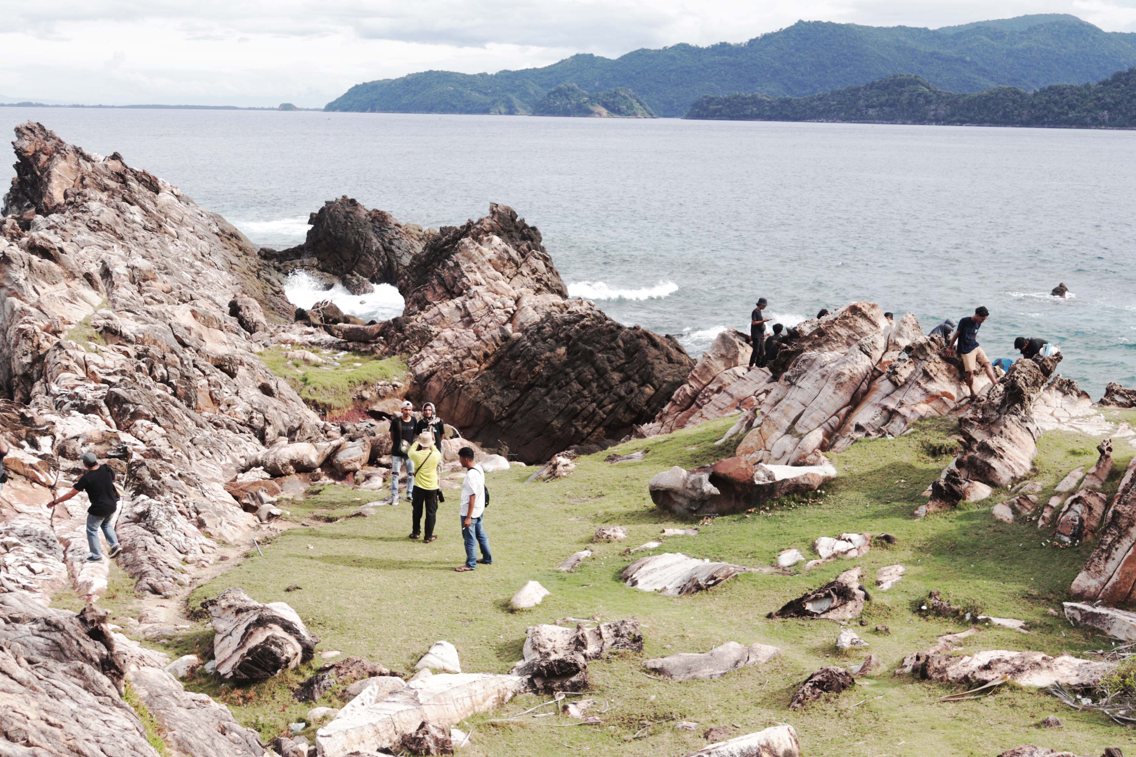 Sensasi Tebing Ujong Eumpe Pulo Nasi Bak Gelombang Laut